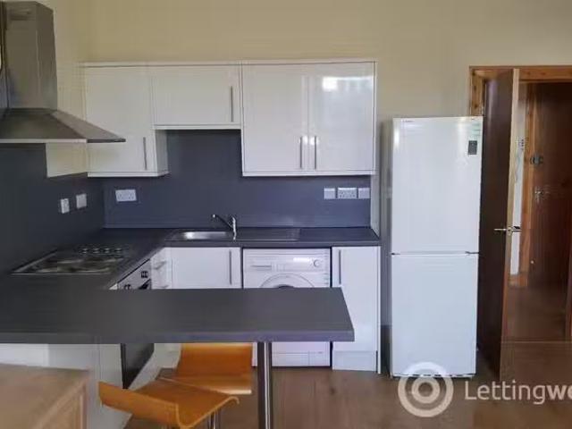 Deal! 2 BR Property to rent in 72 Bell Street next to Abertay.
