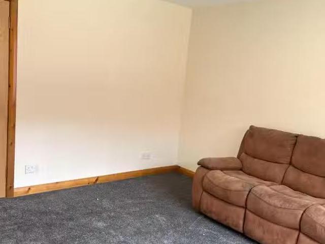Just in! 2 BR Property to rent in 8 Oakfield Street, Kelty, KY.