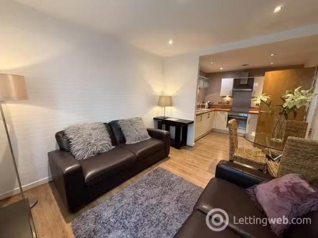 Unique 2 BR Property to rent in 17 Oswald Street, Glasgow, G1.
