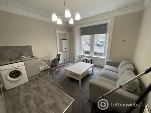 Just in! 2 BR Property to rent in 15 Forest Park Road. DD1 5NZ