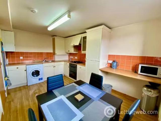 Cozy 2 BR Property to rent in 18C Riverside Drive, Aberdeen, A.