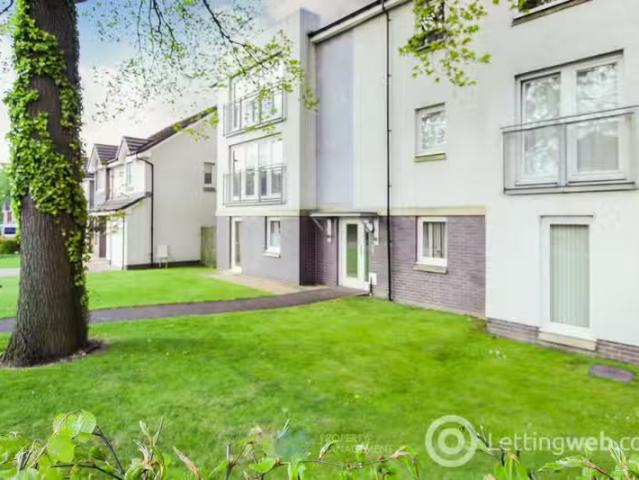 Cozy 2 BR Property to rent in 2\2 Clerwood View, Corstorphine.