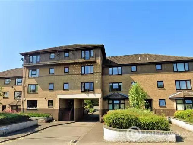 Nice 2 BR Property to rent in 3 Goldenhill Court, Kilbowie Roa.
