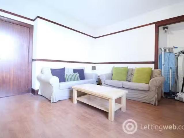 Cozy 2 BR Property to rent in Union Grove, First Floor Right.