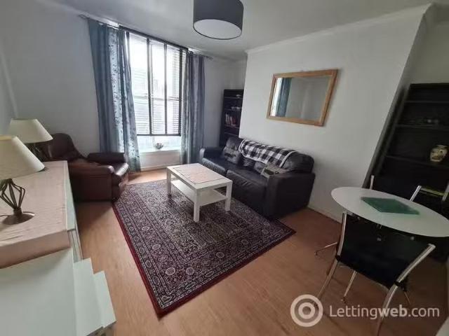 Cheap 2 BR Property to rent in Union Street, Flat K, Third Flo.