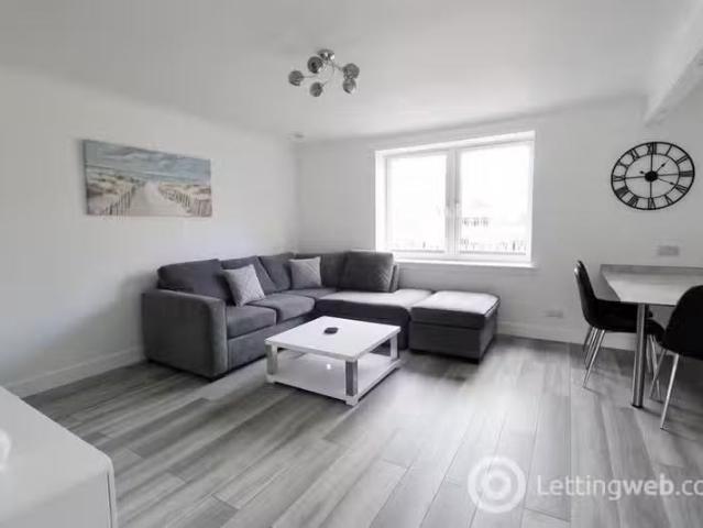 Just in! 2 BR Property to rent in Candlemakers Lane, Top Floor.