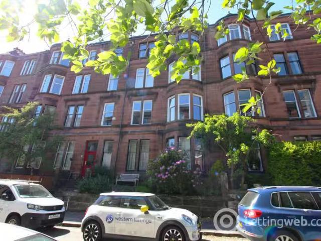 Nice 2 BR Property to rent in Dryburgh Gardens, North Kelvinsi.