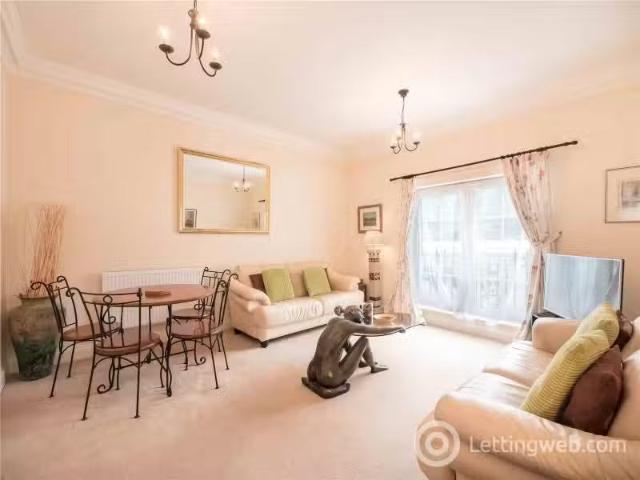 Unique 2 BR Property to rent in East London Street, Edinburgh.