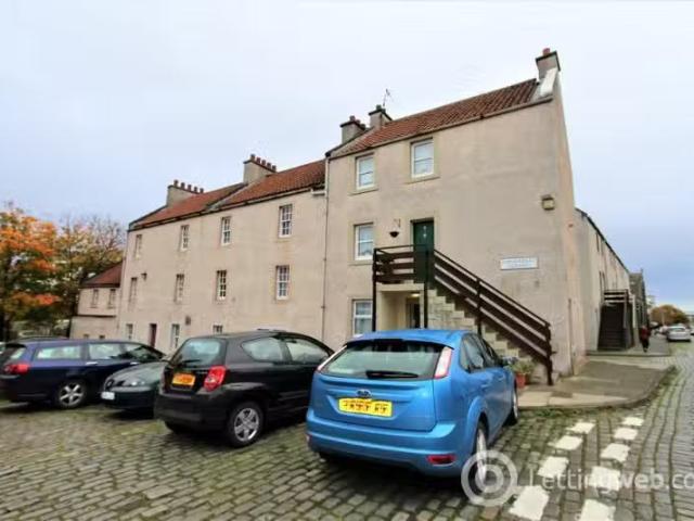 Nice 2 BR Property to rent in Fishmarket Square, Leith, Edinbu.