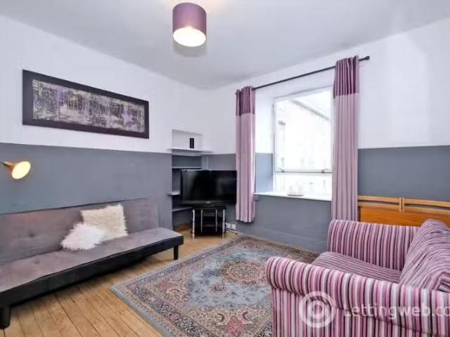 Cozy 2 BR Property to rent in George Street, City Centre, Aber.
