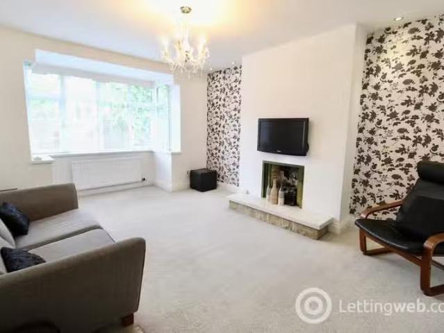 Unique 2 BR Property to rent in Great Western Road, Top Floor.