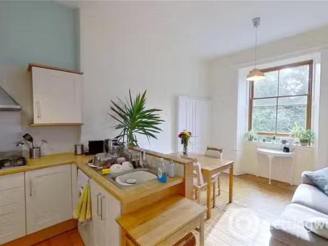 Charming 2 BR Property to rent in Lutton Place, Edinburgh, EH8