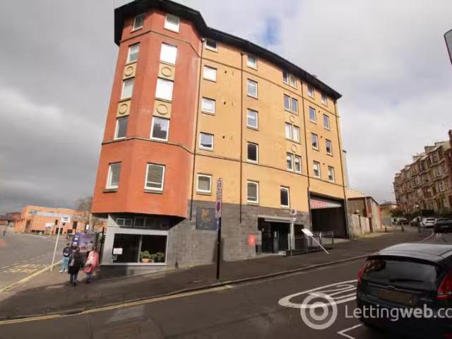 Unique 2 BR Property to rent in Oban Drive, North Kelvinside.
