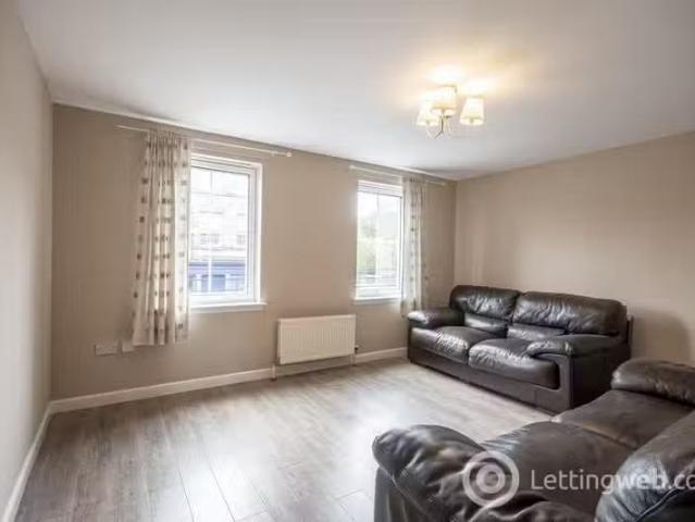 Nice 2 BR Property to rent in South Fort Street, Edinburgh, EH.