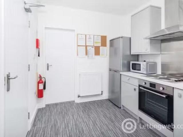 Charming 2 BR Property to rent in Stanley Avenue, Forest Field.