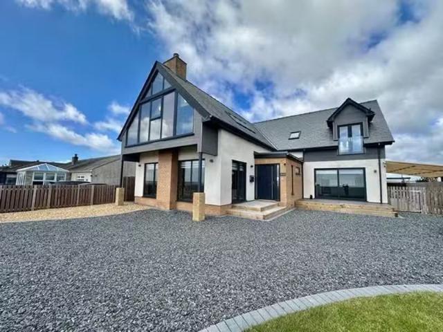 Unique 3 BA 3 bedroom detached house for rent in Rest Haven, C.