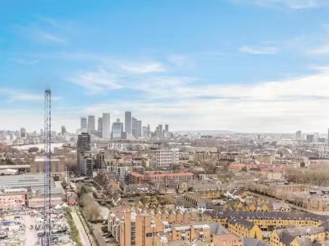 Rental! 3 BA 3 bedroom flat for rent in Gauging Square, London.
