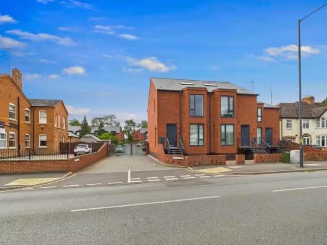 New 3 BA 3 bedroom house for rent in Shipston Road, Stratford.