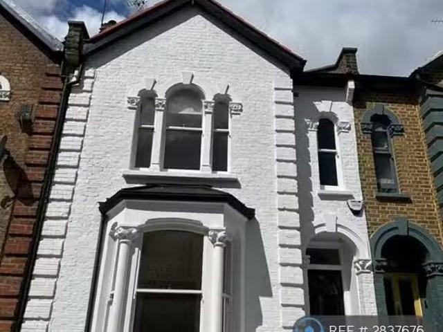 Cheap 3 BA 3 bedroom terraced house for rent in Brett Road, Lo.