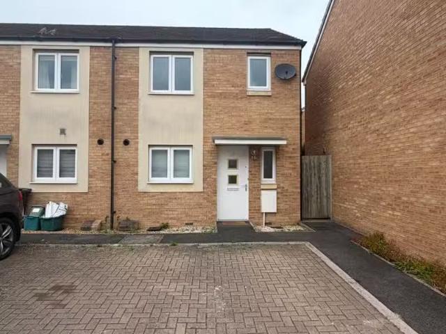 Just in! 3 BA 3 bedroom terraced house for rent in Tall Elms R.