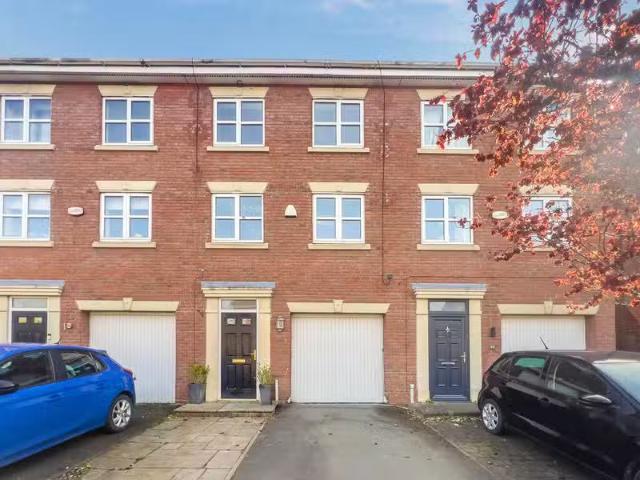 New 3 BA 3 bedroom town house for rent in Delph Drive, Burscou.