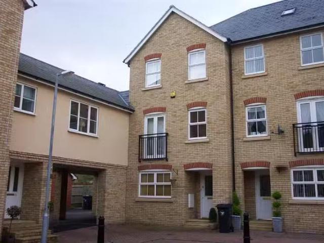 Deal! 3 BA 3 bedroom town house for rent in Durand Lane, Dunmo.