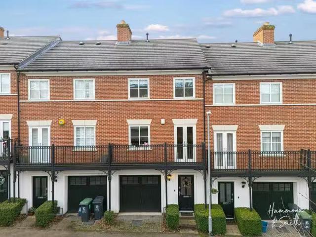 Just in! 3 BA 3 bedroom town house for rent in Mowbray Close.