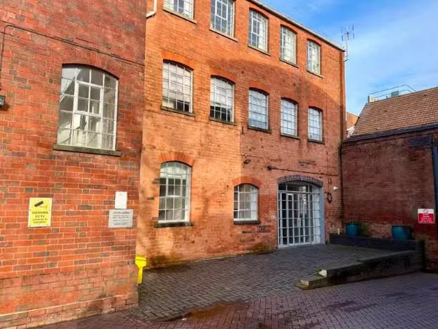 Cozy 3 BA 2 bedroom apartment for rent in Victoria Works, Vitt.
