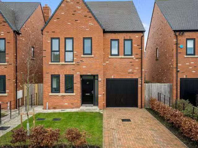 Nice 3 BA 4 bedroom detached house for rent in Mara Drive, Nor.