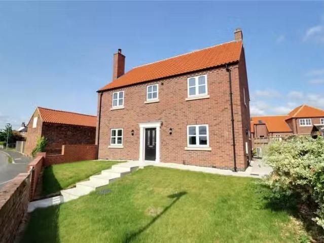 Charming 3 BA 4 bedroom detached house for rent in Maris Way.