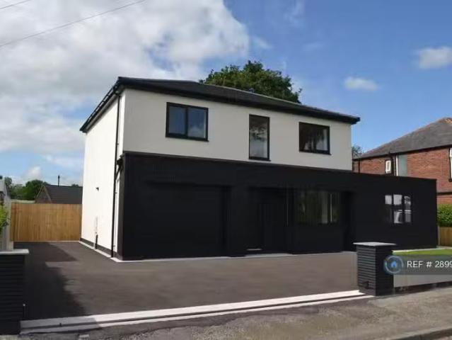 Just in! 3 BA 4 bedroom detached house for rent in Beech Grove.