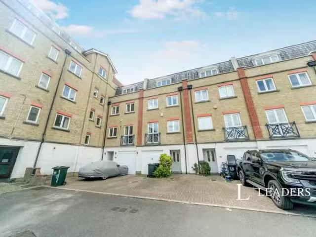 Just in! 3 BA 4 bedroom house for rent in The Piazza, Sovereig.