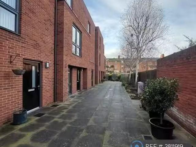 New 3 BA 4 bedroom terraced house for rent in Kiln Close, Glou.