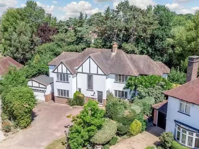Just in! 3 BA 5 bedroom detached house for rent in Oakwood Clo.