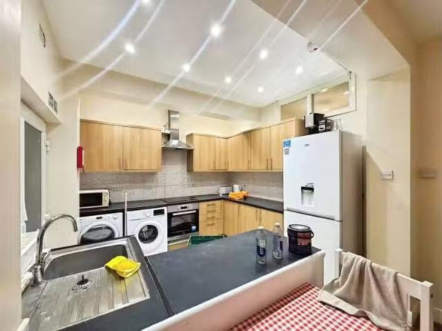 Cozy 3 BA 5 bedroom End Terrace House to rent, Harborough Road.
