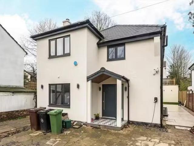 Unique 3 BA 5 bedroom house for rent in Wimborne Avenue, Chisl.