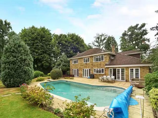 Just in! 3 BA 5 bedroom property to let in Old Avenue, West By.