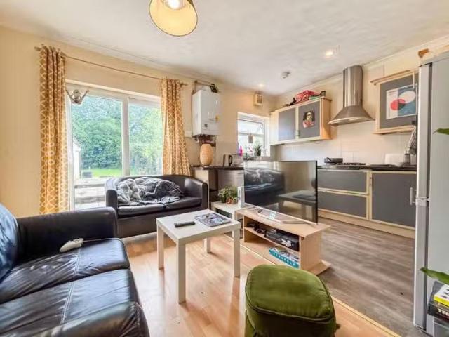 New 3 BA 5 bedroom semi detached house for rent in Wades Road.