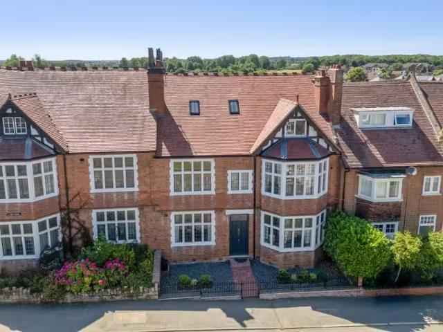 Charming 3 BA 5 bedroom terraced house for rent in Cape Road.