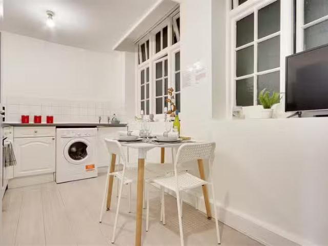 Just in! 3 BA 6 bedroom house share for rent in Poole Hill Roa.