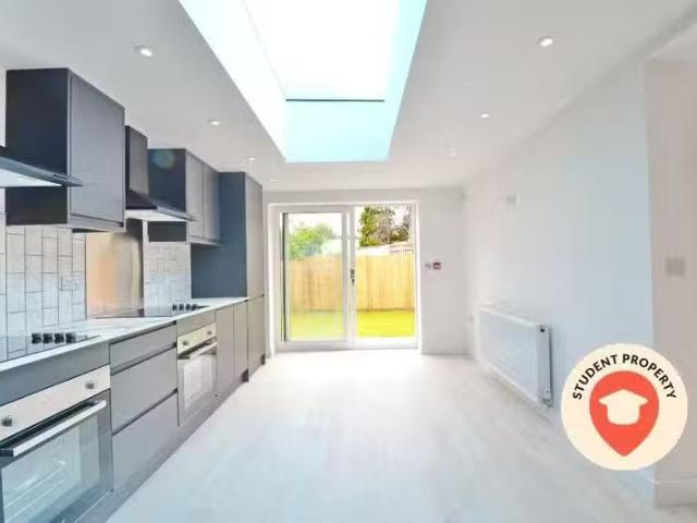 Cozy 3 BA 6 bedroom semi detached house for rent in Orpen Gard.