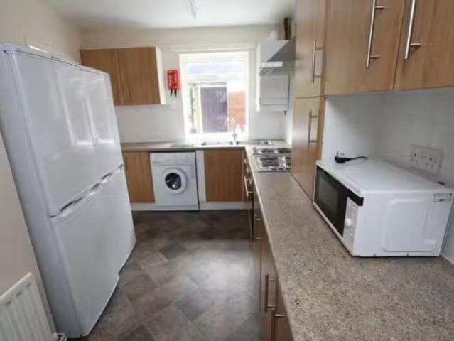 Charming 3 BA 6 bedroom terraced house for rent in Charter Ave.