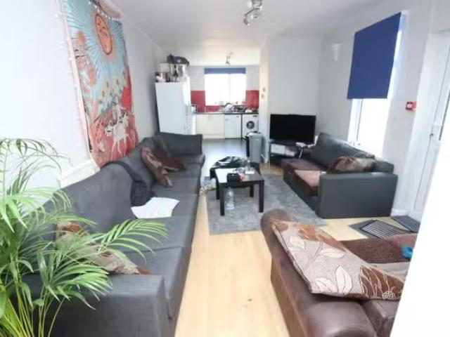 Charming 3 BA 6 bedroom terraced house for rent in Colum Road.