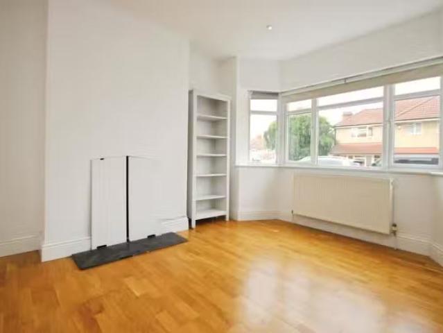 Deal! 3 bedroom terraced house for rent in Beckington Road K.