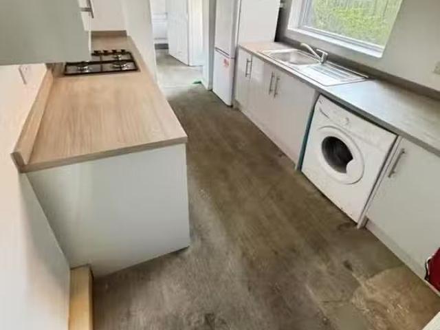 Cheap 3 bedroom terraced house for rent in Grove Road, Sparkhi.