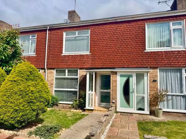 Charming 3 bedroom terraced house for rent in Greenland Close.