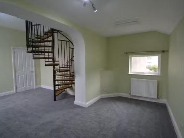 Just in! 3 bedroom apartment for rent in Myrtle House, Bath St.