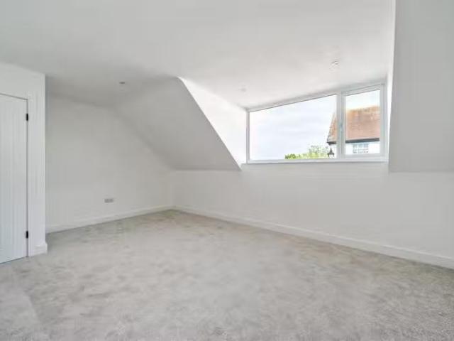 Cheap 3 bedroom apartment for rent in St John's Way, Knowle, B93