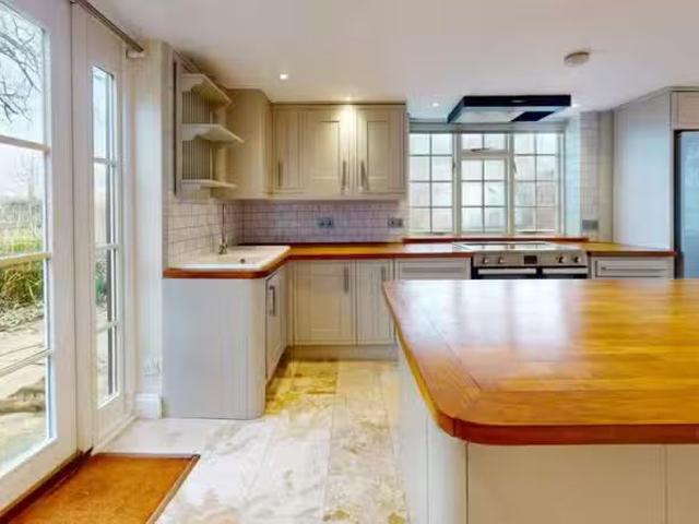 Cheap 3 bedroom detached house for rent in The Pump House, Har.