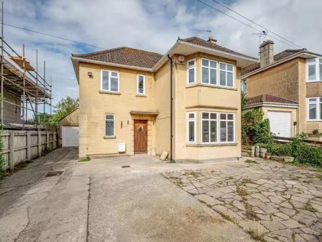For Rent! 3 bedroom detached house for rent in West Lea Road.